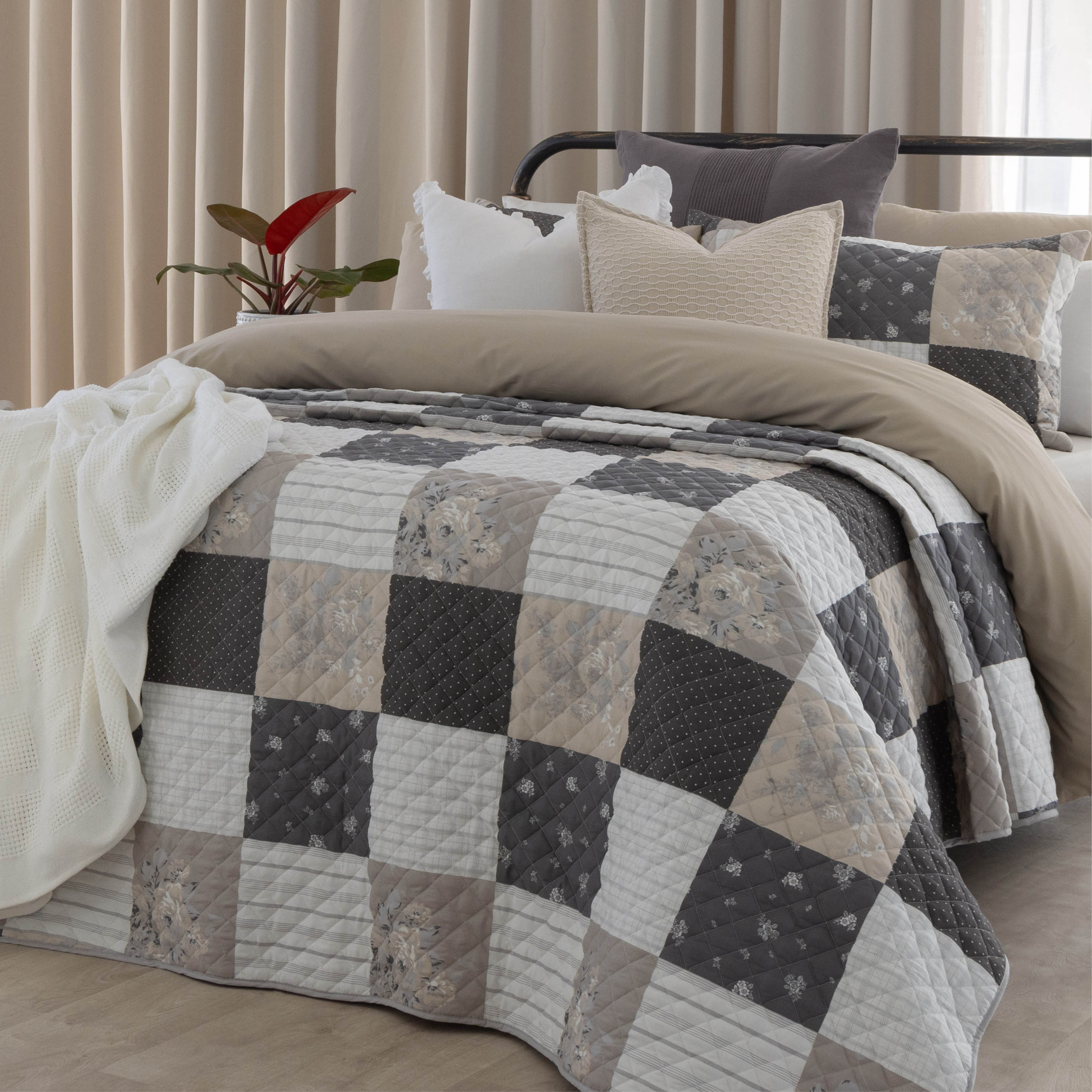 Alicia Grey Quilt Set | Volpes